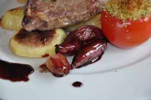 Steak de porc iberique, tomates à la provencale et échalottes confites ...