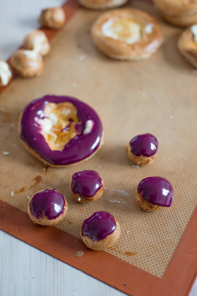 Mini Saint-Honoré mit Veilchen und Brombeeren Rezept ...