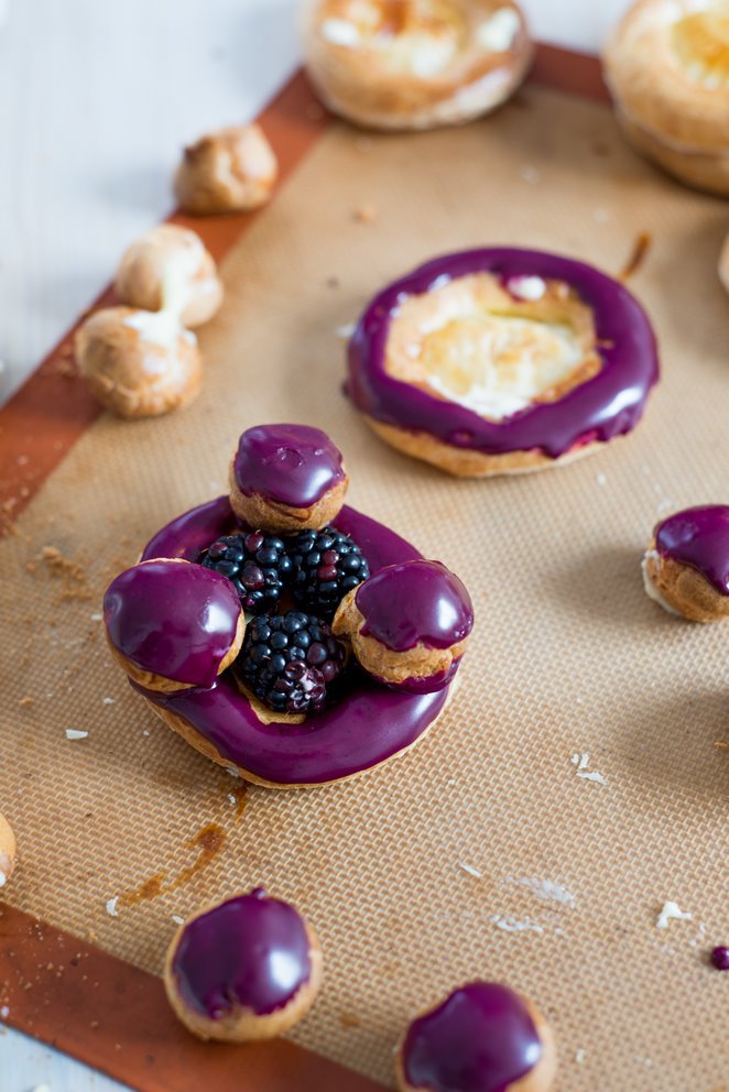 Mini Saint-Honoré mit Veilchen und Brombeeren Rezept ...