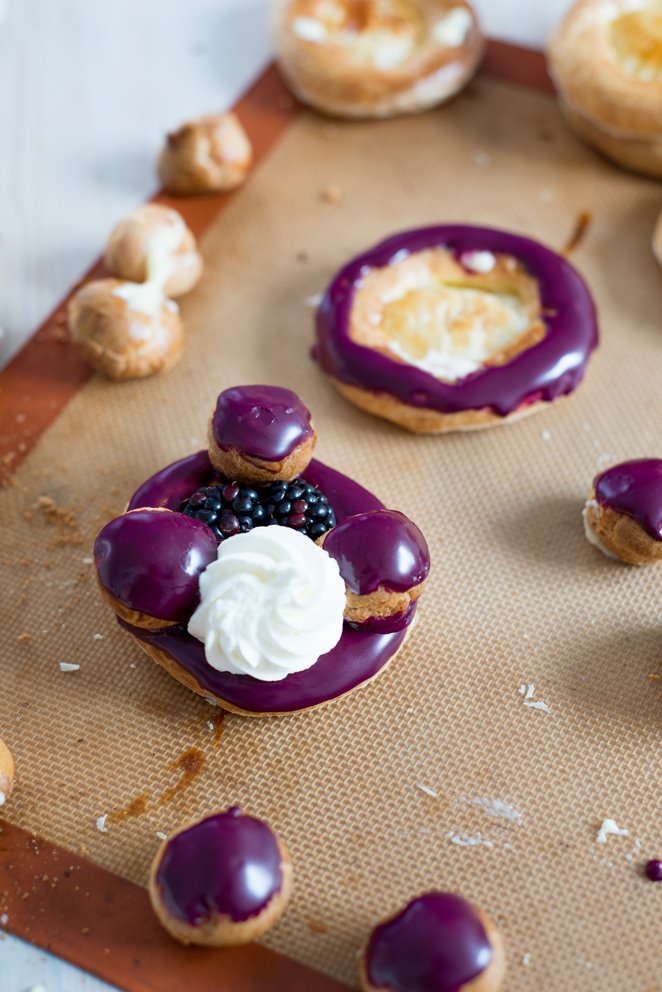Mini Saint-Honoré mit Veilchen und Brombeeren Rezept ...