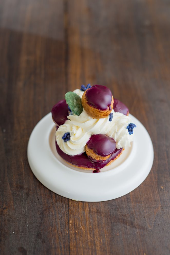 Mini Saint-Honoré mit Veilchen und Brombeeren Rezept ...