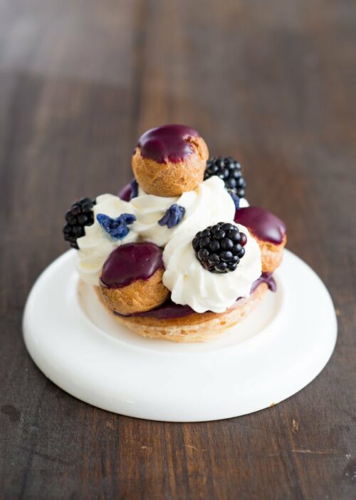 Mini Saint-Honoré mit Veilchen und Brombeeren Rezept