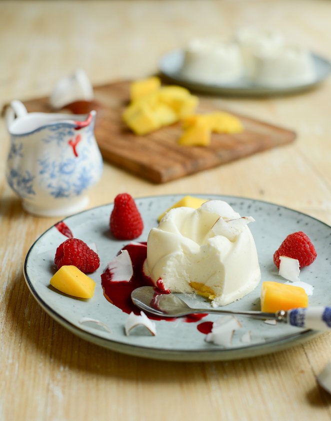 Blanc-manger mit Kokosnuss und Mango (Blanc-manger noix de coco et ...
