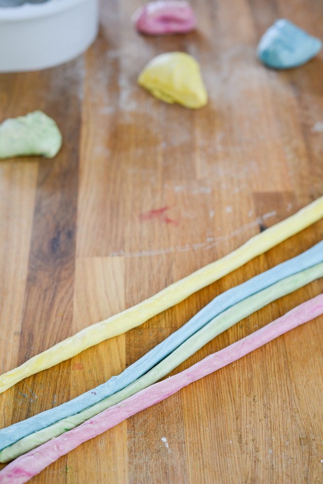 Bunte geflochtene Brioche für Kinder Rezept