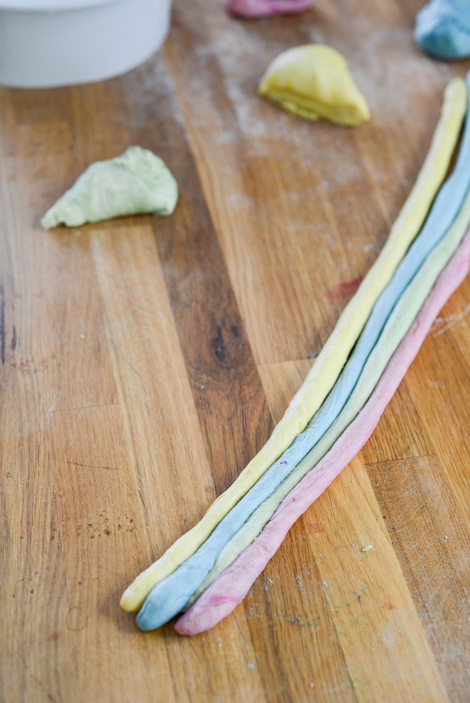 Bunte geflochtene Brioche für Kinder Rezept