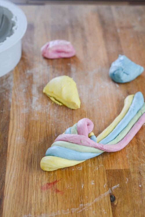 Bunte geflochtene Brioche für Kinder Rezept