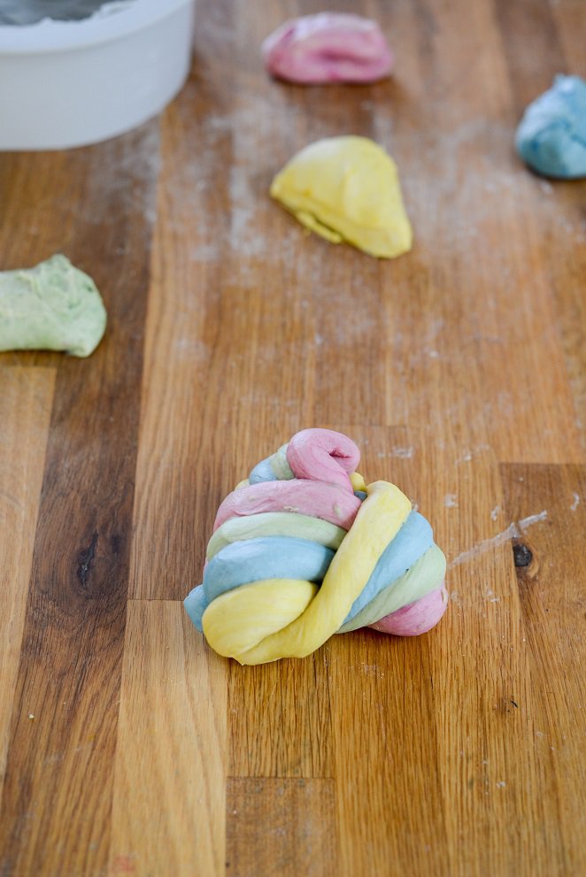 Bunte geflochtene Brioche für Kinder Rezept