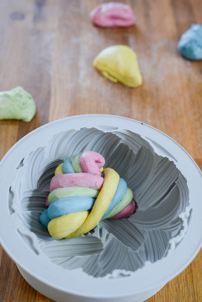 Bunte geflochtene Brioche für Kinder Rezept