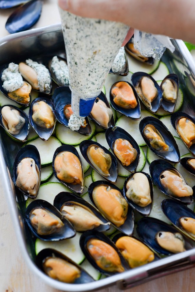 Überbackene Muscheln mit Persillade und Ziegenfrischkäse Rezept
